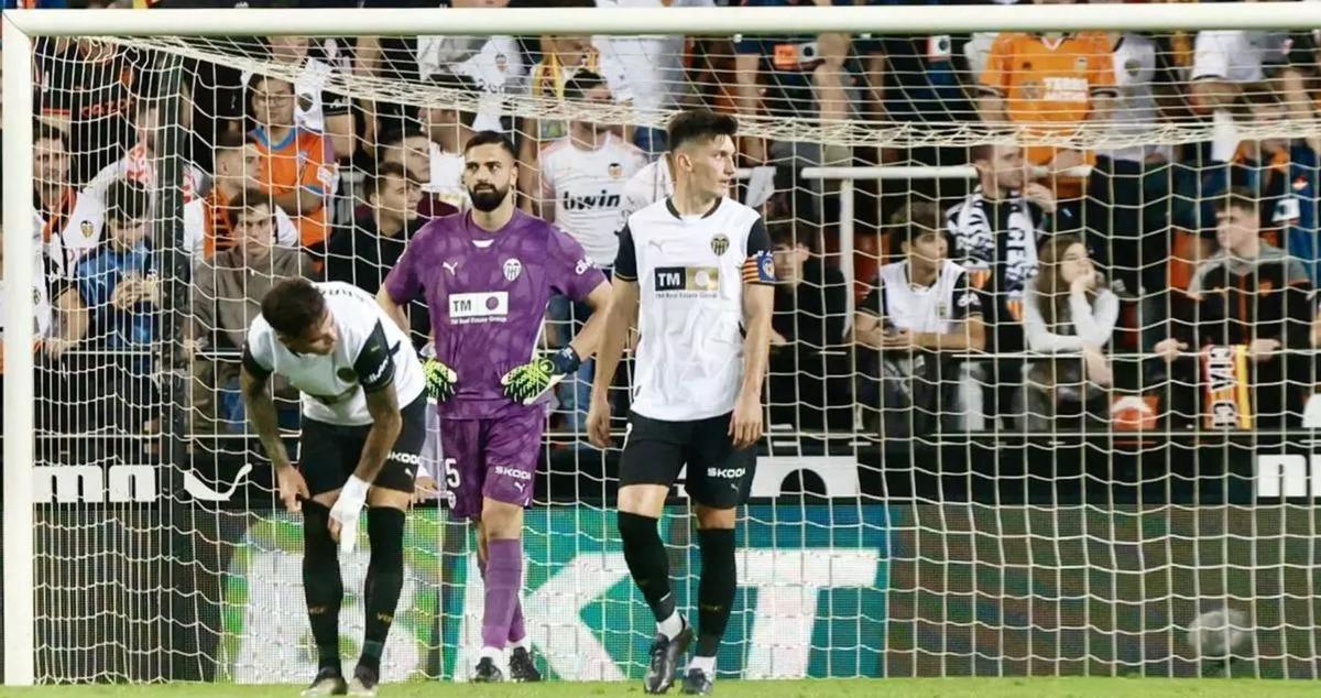 El Valencia, colista de Primera División (2-3)