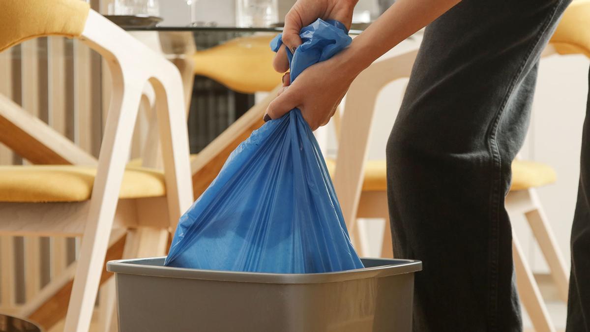 Adiós a cambiar la bolsa de basura: el sencillo gesto para colocarla y ...
