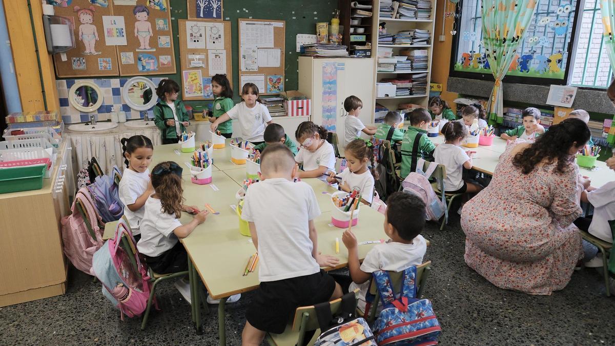 INICIO ESCOLAR CANARIAS: El homenaje a la docencia marca la vuelta «con normalidad» a las aulas