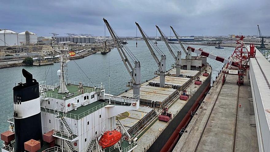 ICL carrega per primer cop un megavaixell a la seva terminal al port de ...