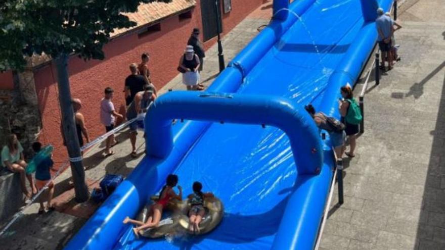 Un tobogan aquàtic de 100 metres posa fi a les Festes de Sant Pere de Begur