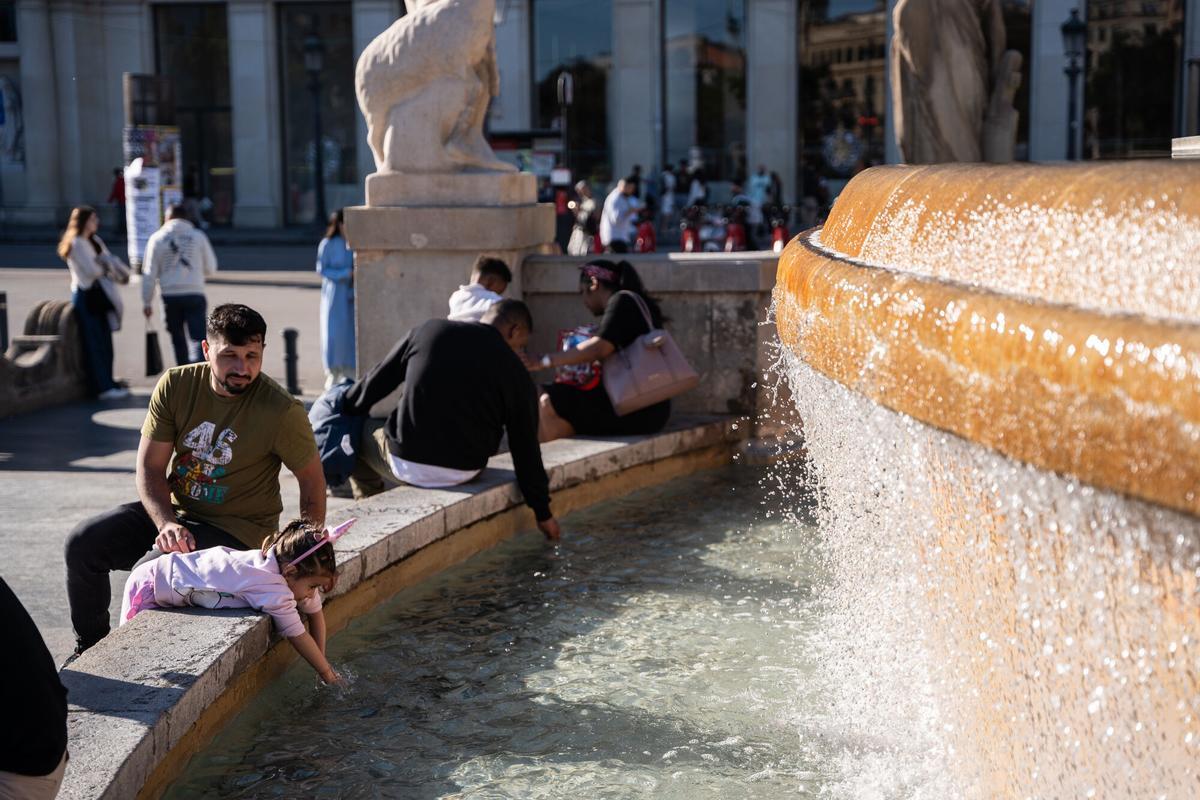 Vuelve el agua a la fuente de Plaza Catalunya | FOTOS
