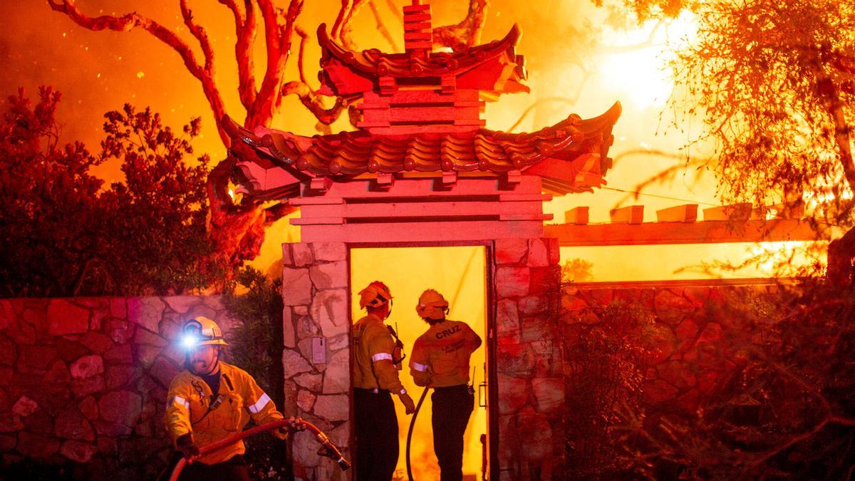 Ascienden a diez los muertos por los incendios forestales de Los ...