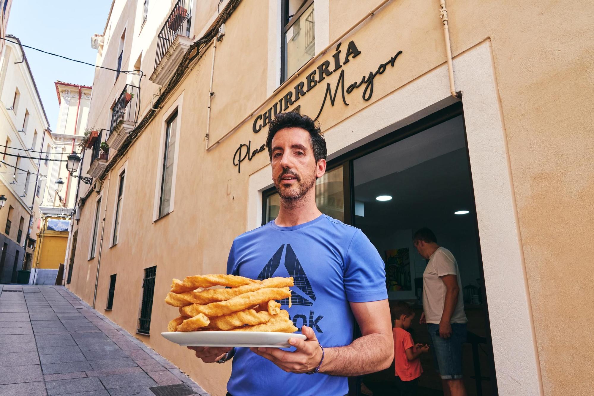 CHURROS PLAZA MAYOR: Churros con vistas al Arco de la Estrella de Cáceres