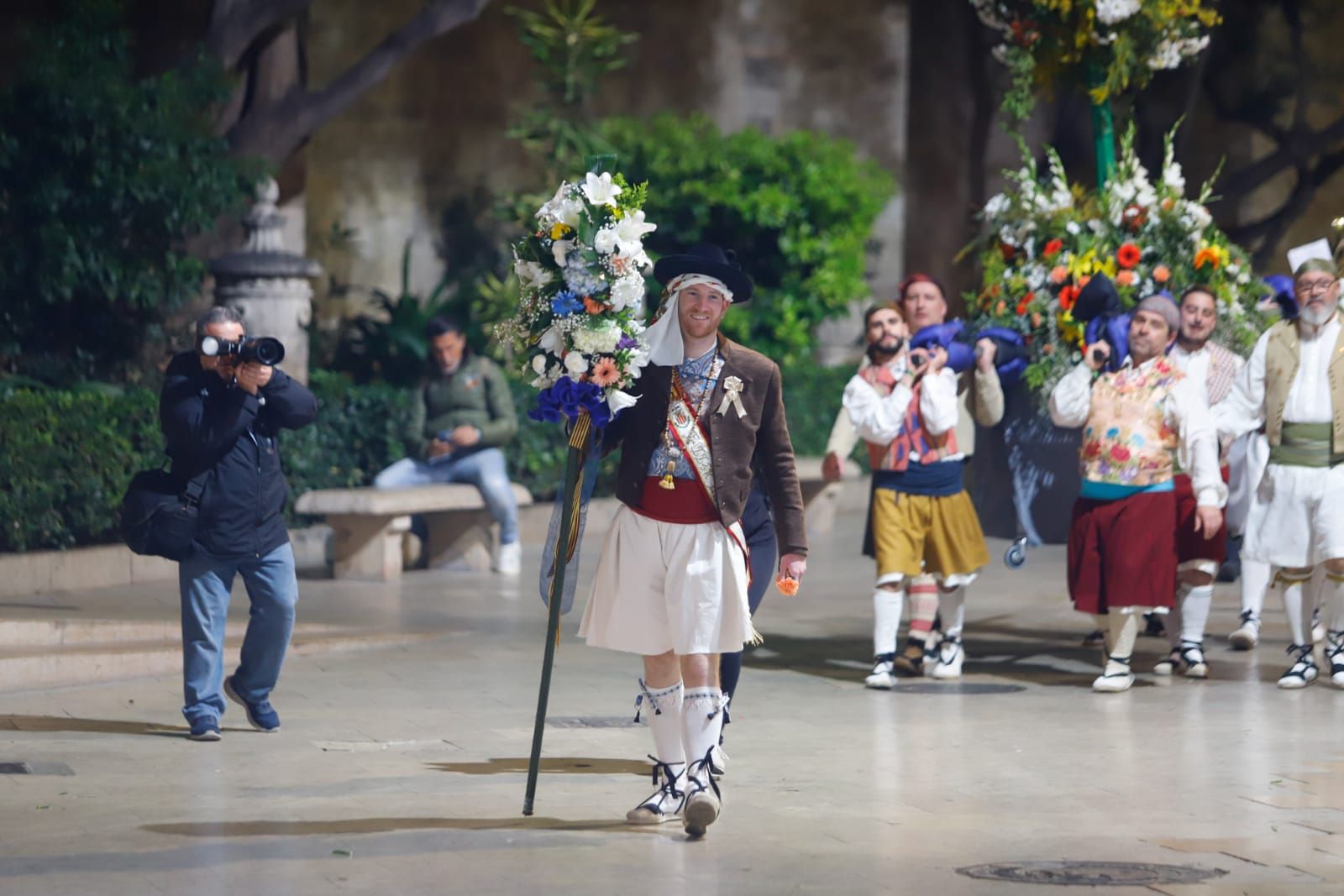 El Fallero Mayor de Borrull-Socors, Raúl Puerta, en la Ofrenda fallera a la Virgen - Levante-EMV