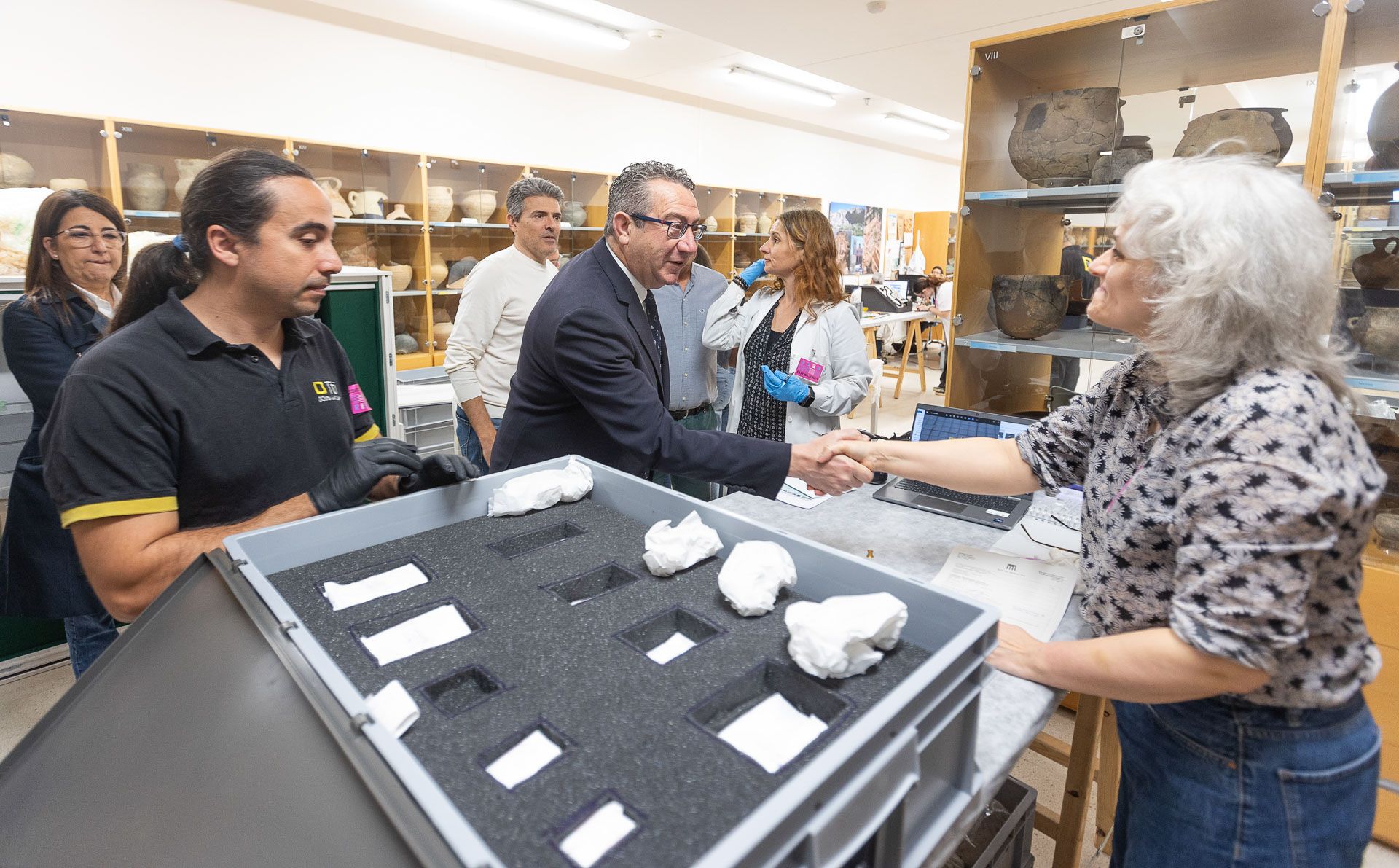 Toni Pérez visita el montae de la nueva exposición del MARQ