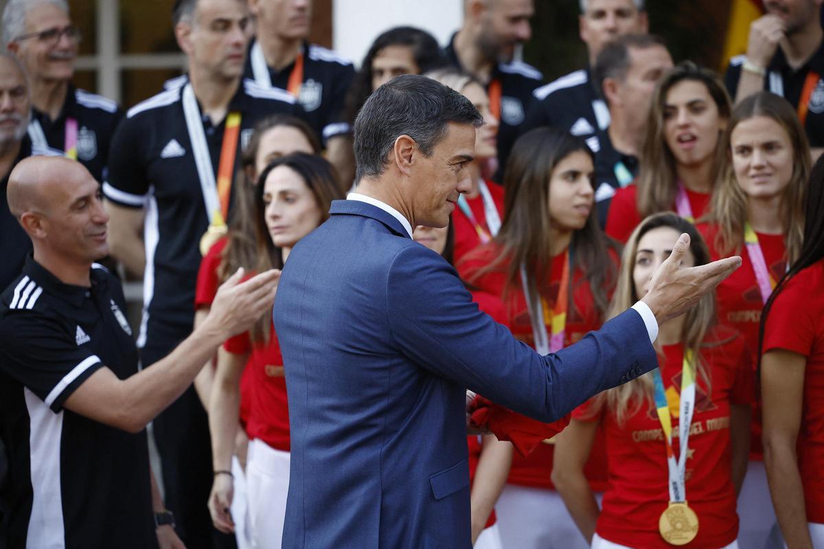 Pedro Sánchez recibe a las campeonas del mundo | FOTOS