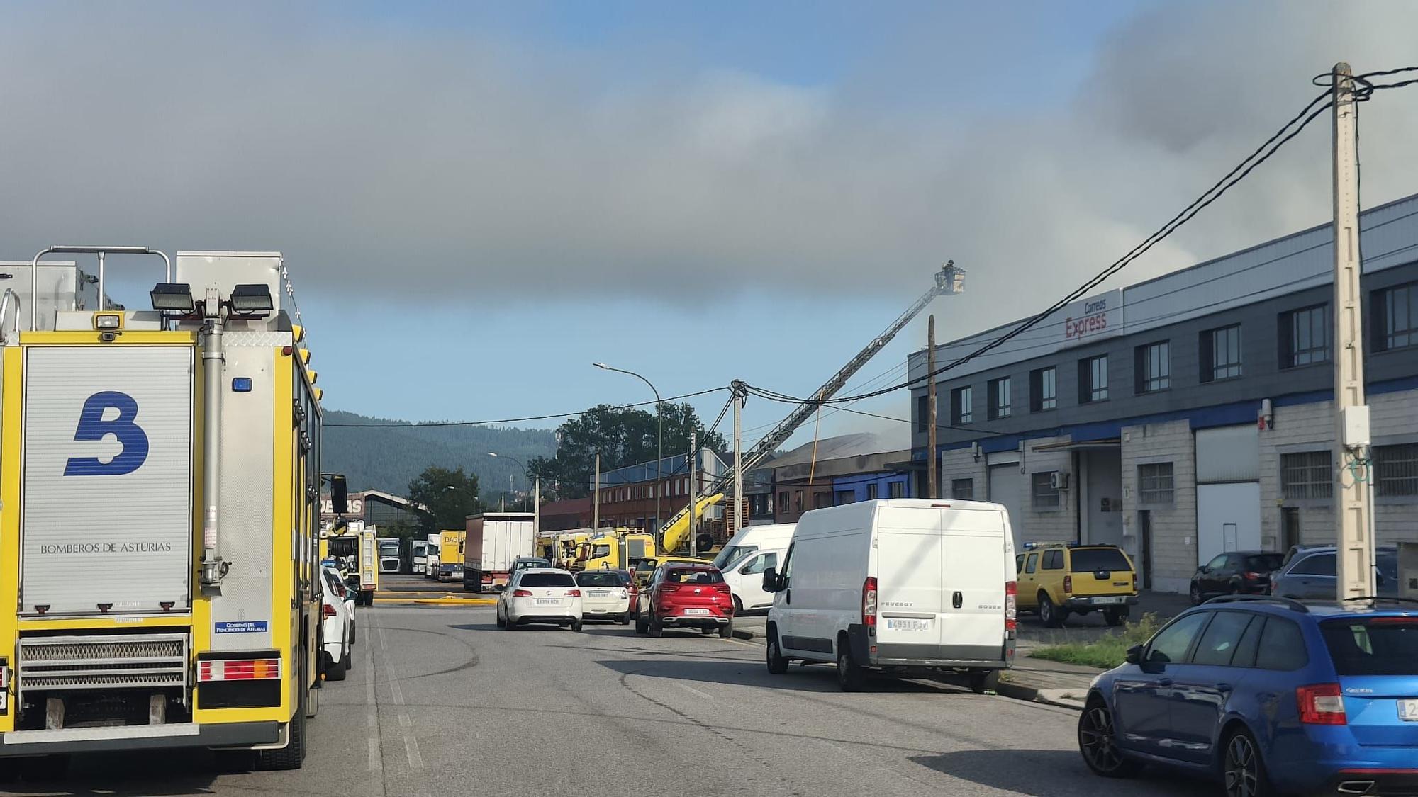 Alarma en Llanera por el incendio de una nave de palés y un taller en el polígono de Asipo