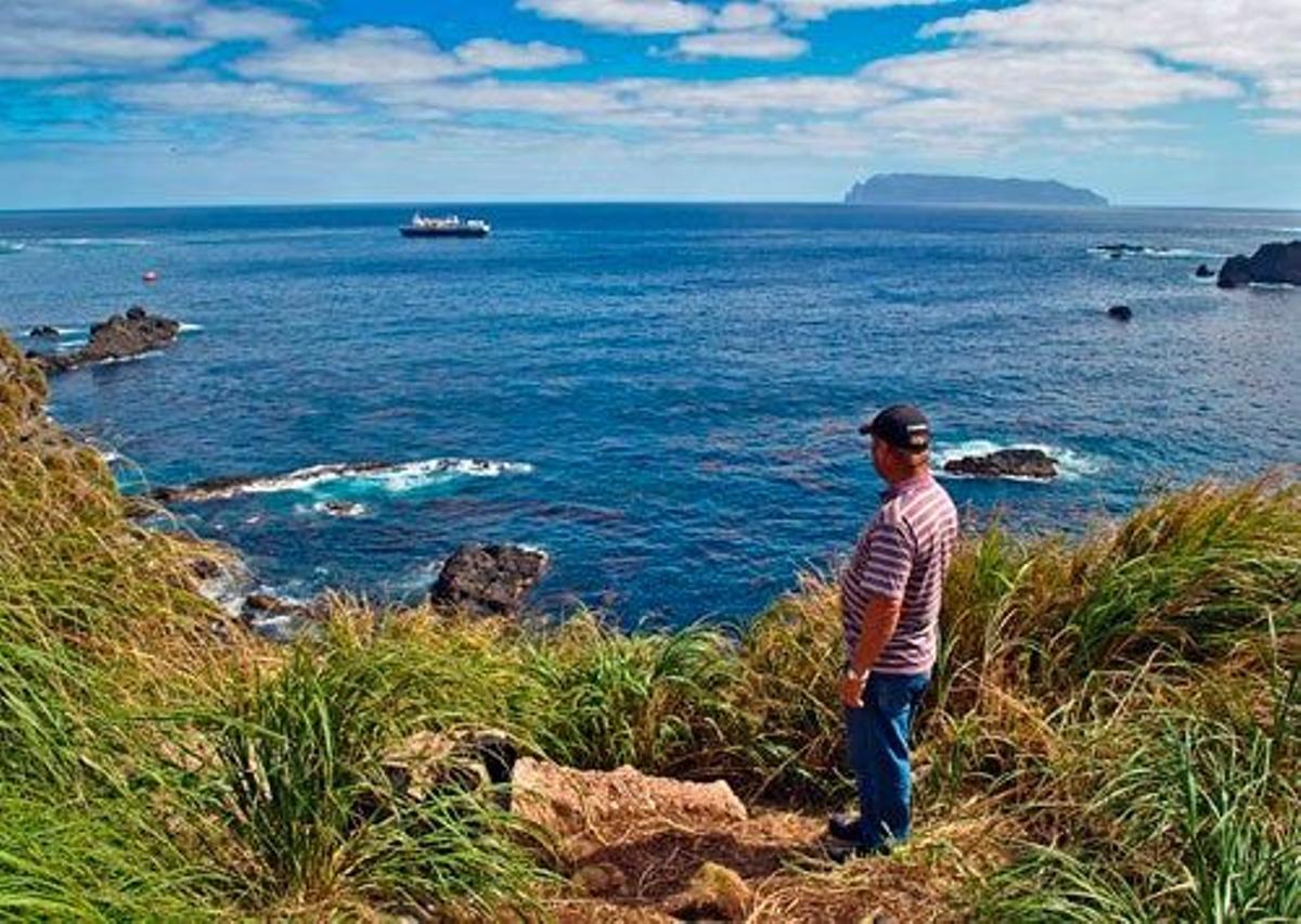 A 2.000 km de todo: ¿cómo viven en la isla más remota del planeta ...