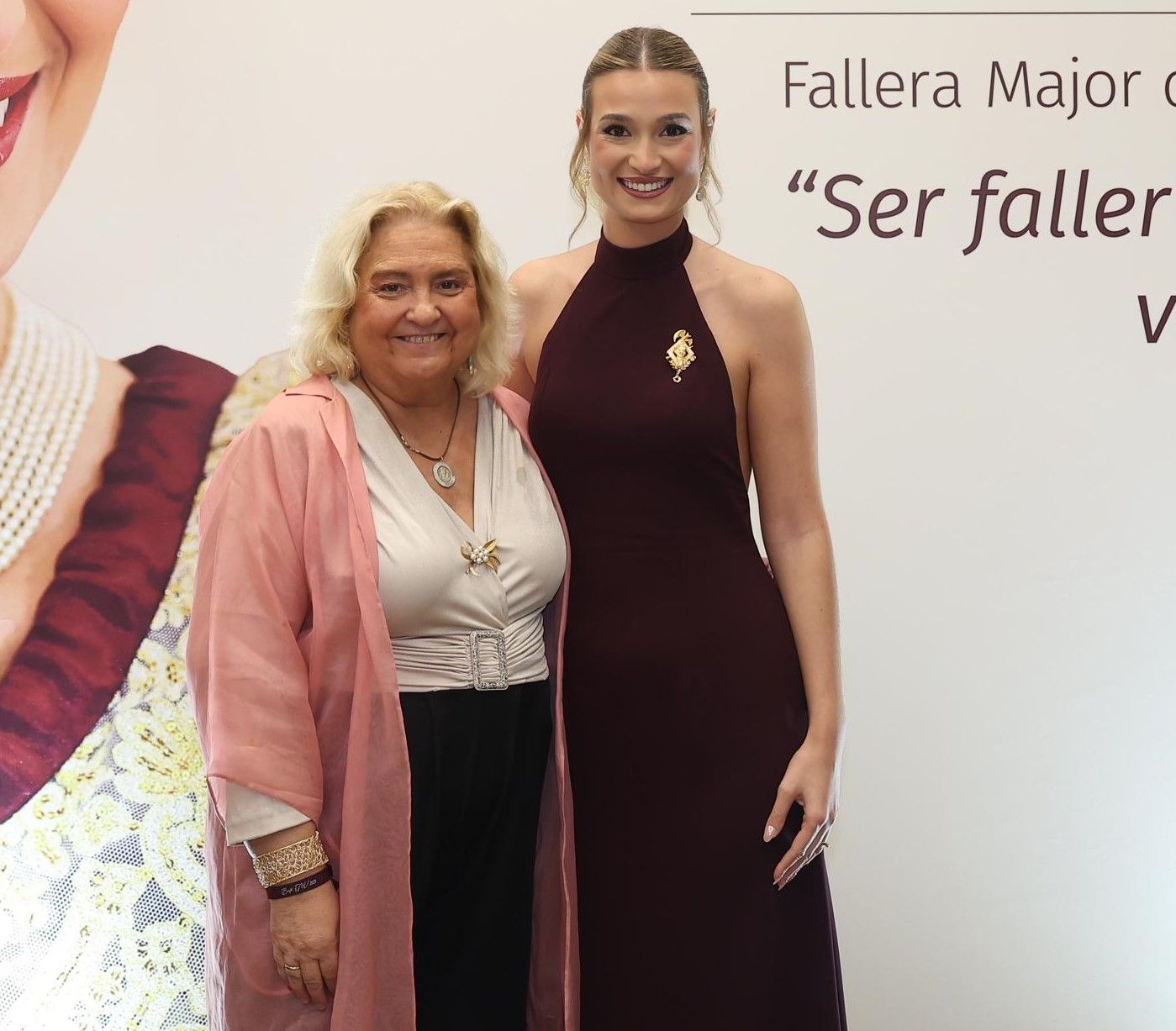 Berta Peiró recibe la felicitación por su año de fallera mayor y la ...