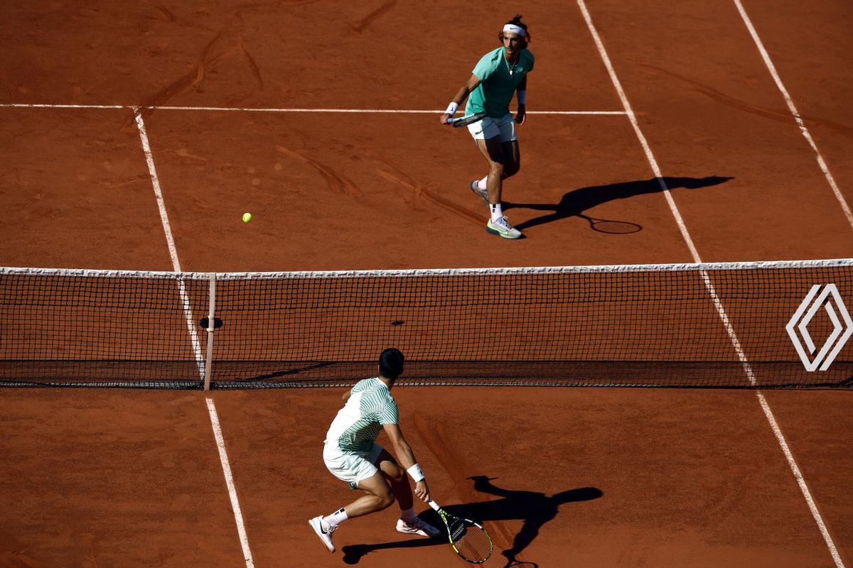 Carlos Alcaraz vuela a cuartos de final en Roland Garros con un tenis ...