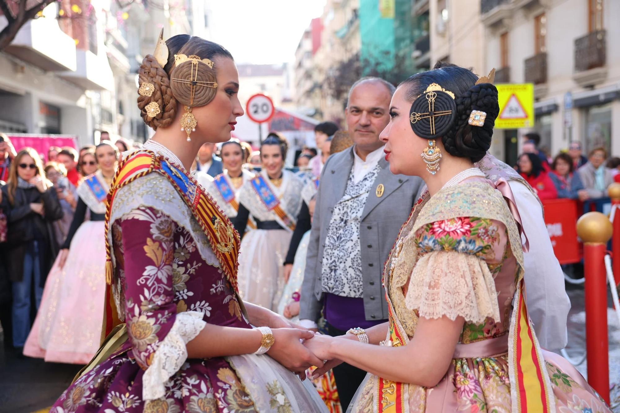 Visita de solidaridad con la falla caída: Berta y la corte, en Félix ...