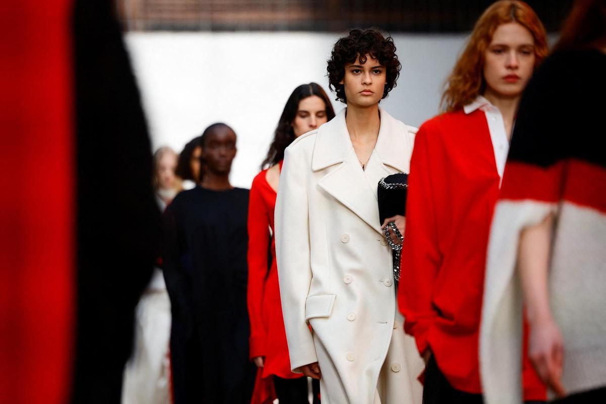 Desfile de la diseñadora Stella McCartney entre caballos, durante la ...