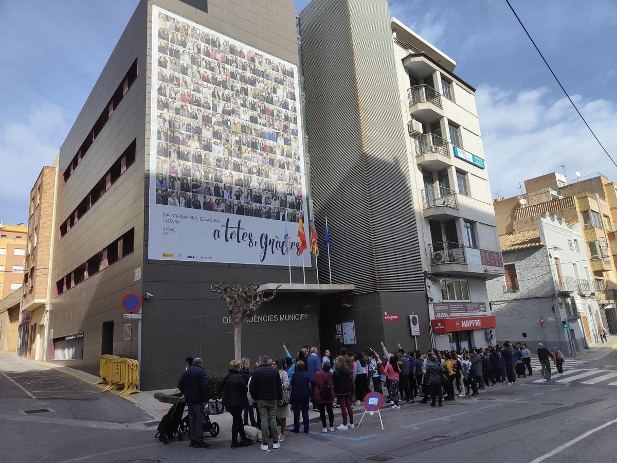 8M: L'Alcora impulsa la campaña 'A totes, gràcies' con un gran mural ...