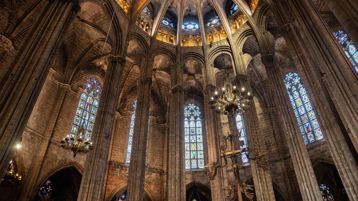 Los vitrales del ábside de la catedral de Barcelona vuelven a brillar ...