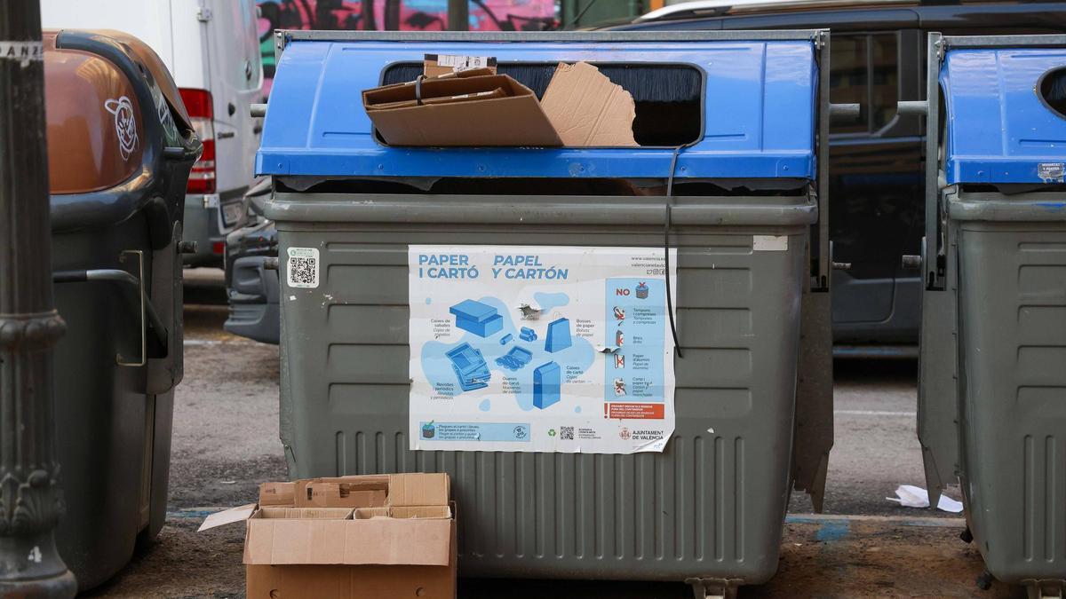 Compras de Navidad | Los comerciantes miran hacia el contenedor de ...