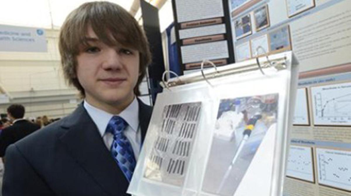 El joven inventor de un método de detección precoz del cáncer de páncreas, Jack Andraka, durante ...