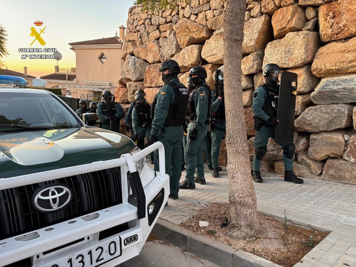 Guardia Civil Polop: Desmantelan una plantación de marihuana en Polop gracias a la colaboración ...