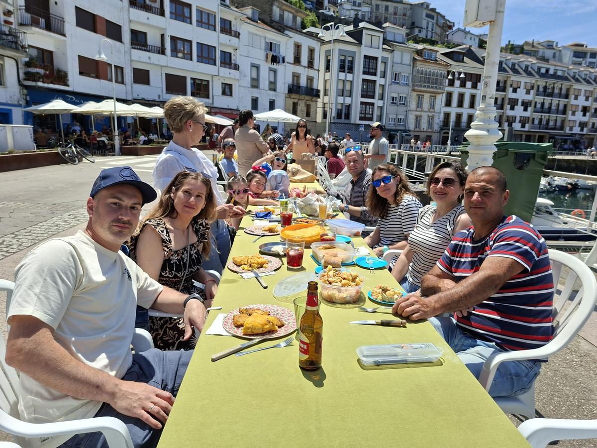 En imágenes: el muelle de Luarca es un hervidero para celebrar su ...