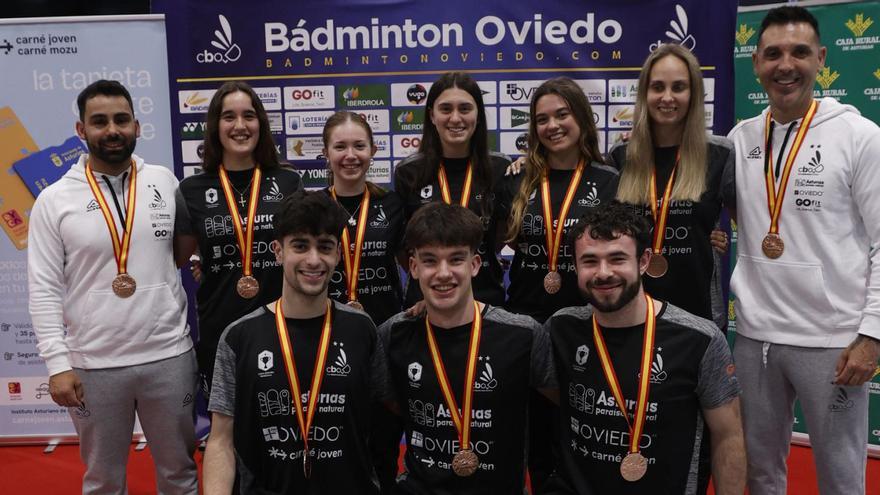 El Club de Oviedo celebra su bronce nacional y entrega las medallas de ...