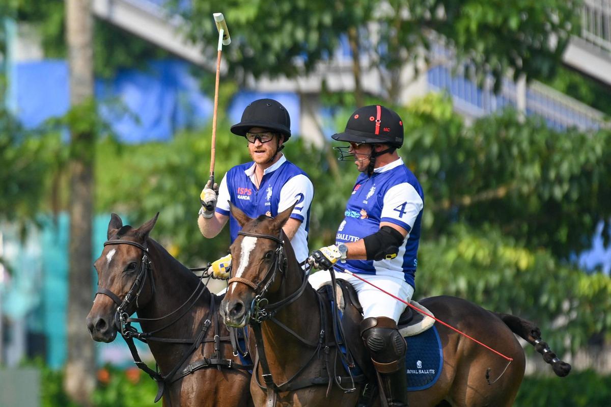 El príncipe Harry disputa un partido de polo benéfico en Singapur | FOTOS