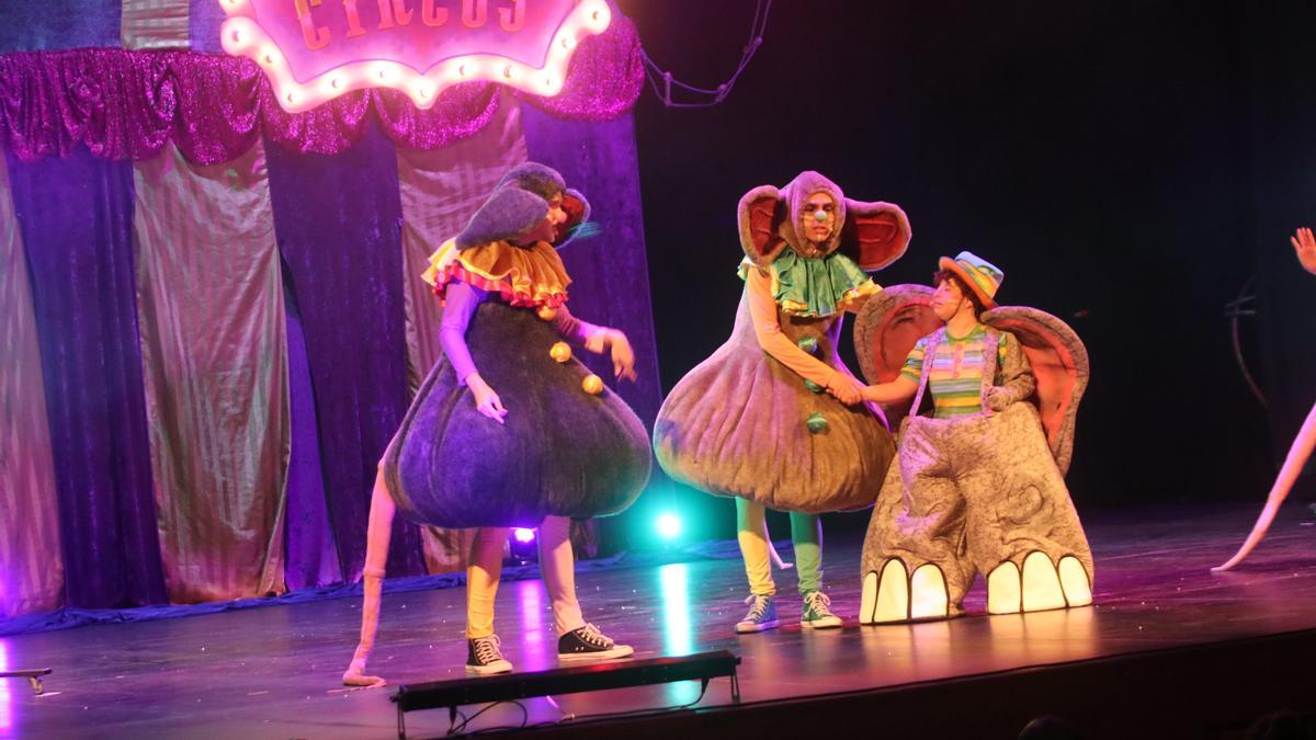 El musical contra el bullying 'Dumbo' actúa en el Teatro Góngora