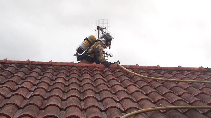Los bomberos apagan una chimenea en llamas en Nigrán