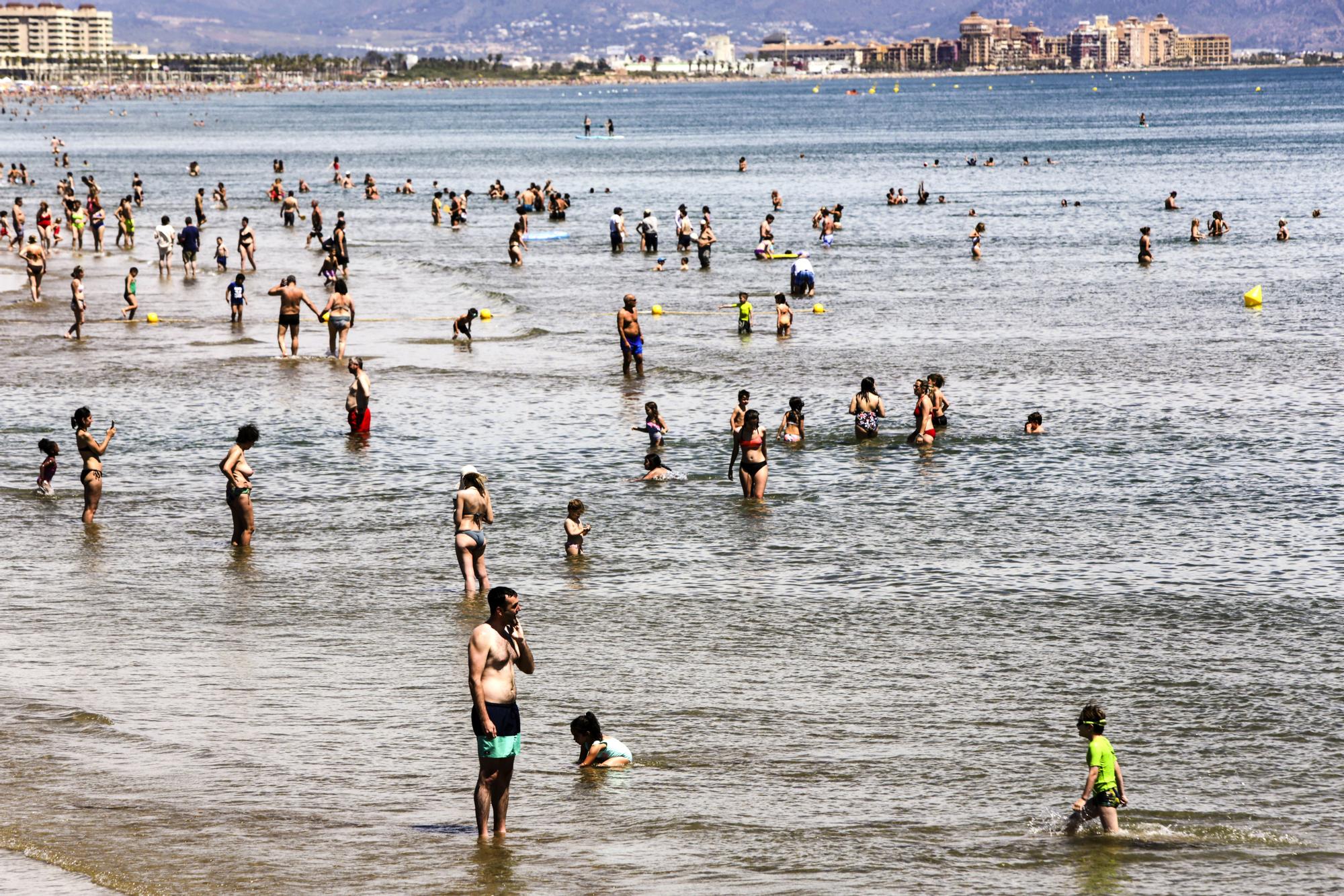 El calor sofocante llena las playas de València