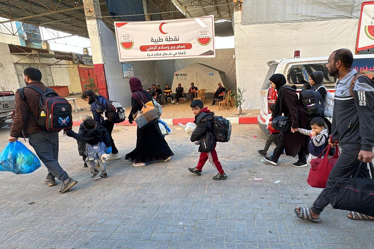 Ciudadanos palestinos abandonan Beit Lahia, en la Franja de Gaza, tras los bombardeos | FOTOS