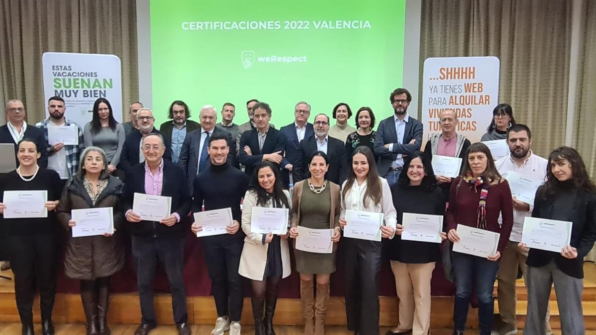 Colomer entrega las certificaciones a los pisos turísticos de València ...