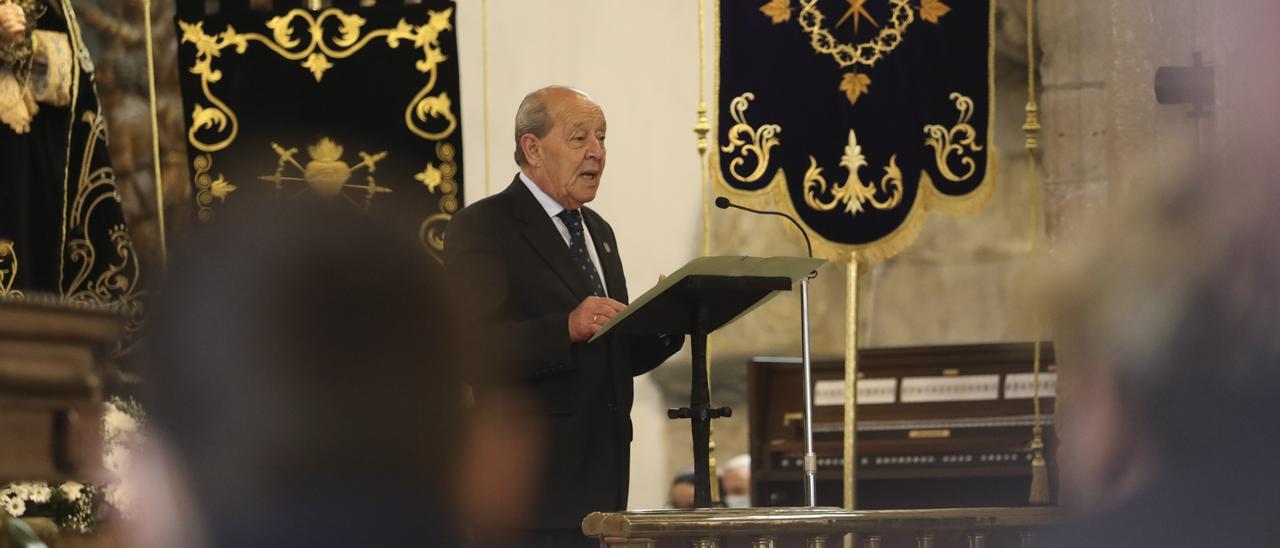 SEMANA SANTA EN AVILÉS | El pregonero, el capitán Aníbal Carrillo ...