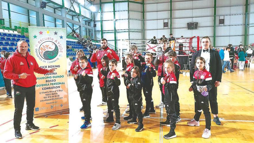 El club Ayude de Santiso ‘se sale’ en Cantabria: 16 oros en kickboxing