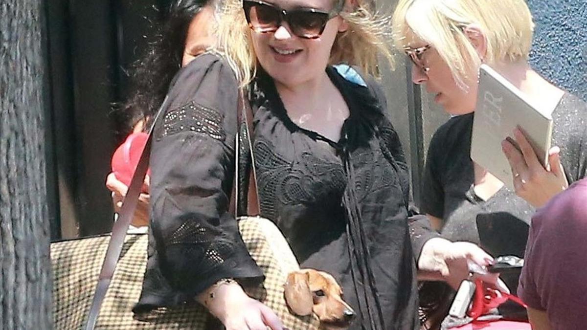 Adele se lleva a su perro salchicha de gira