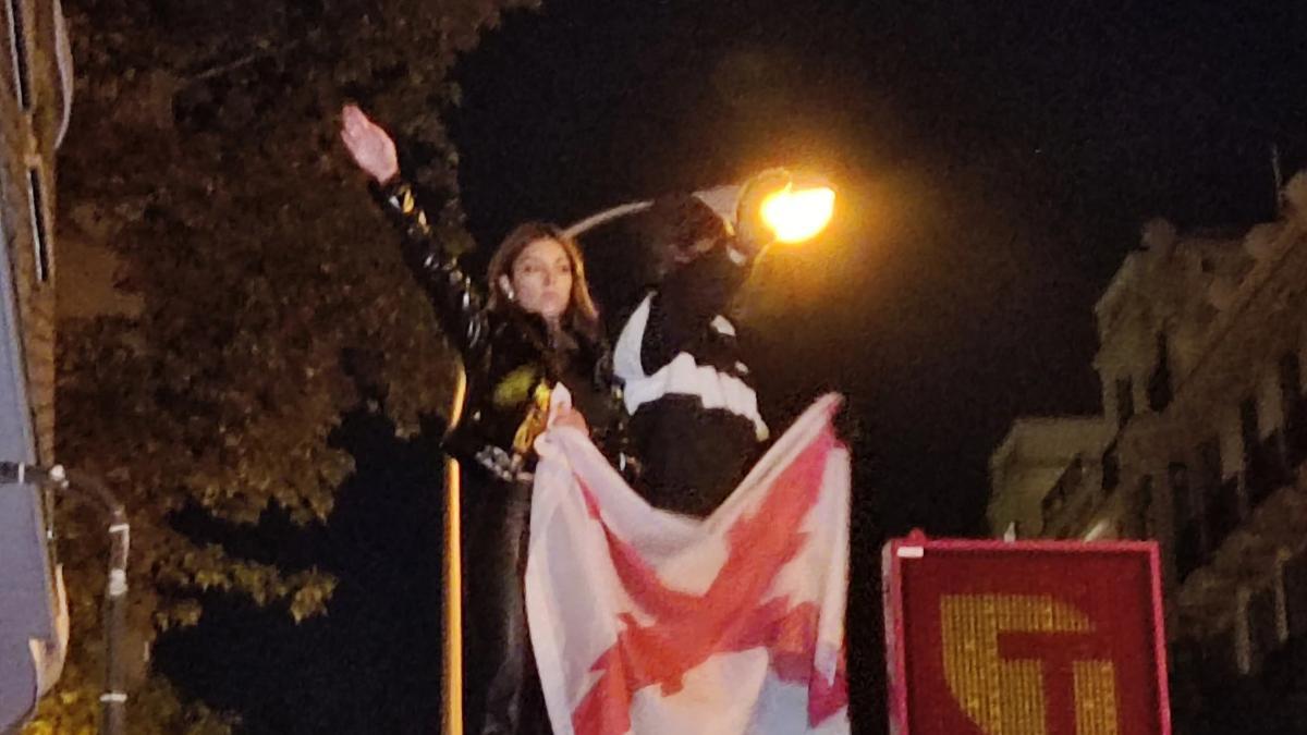 Quién es Isabel Peralta, la falangista que hizo el saludo fascista en Ferraz