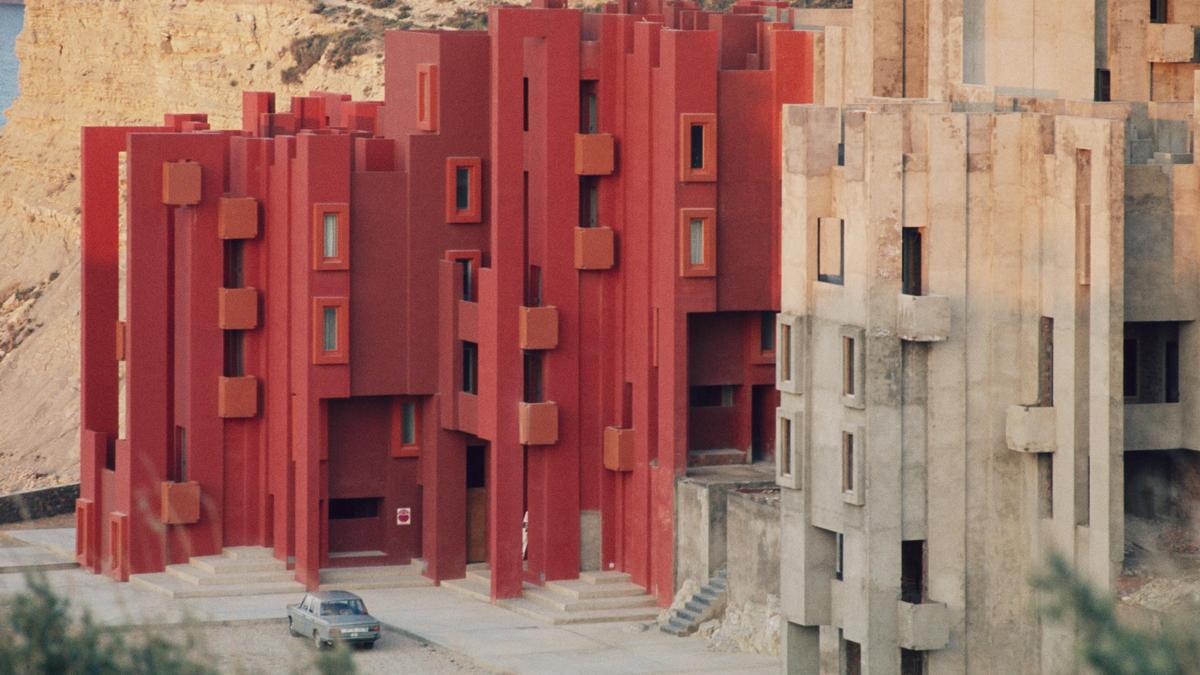 Bofill en Calpe: Un arquitecto veinteañero y la Muralla Roja sin pintar llenan las calles