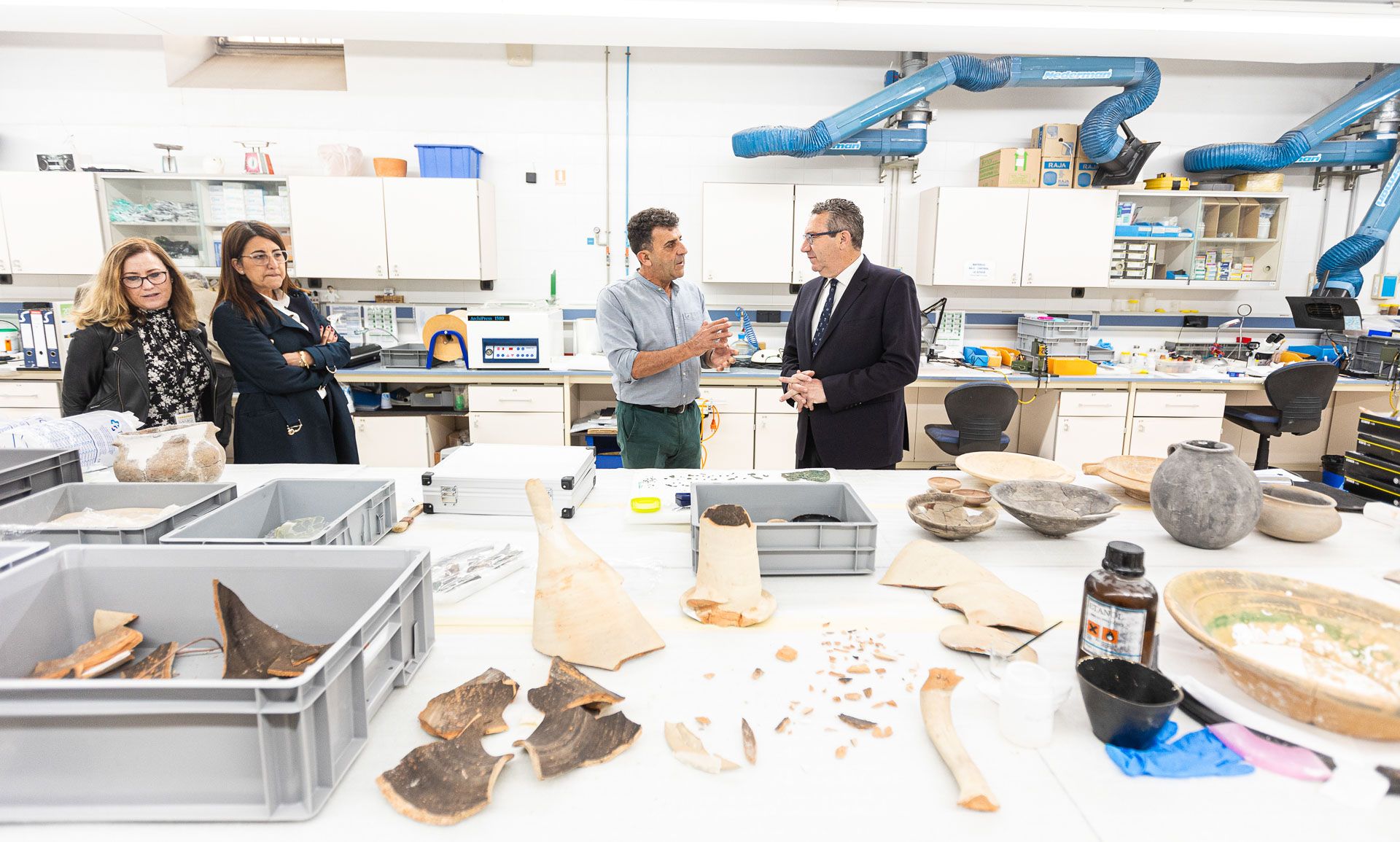 Toni Pérez visita el montae de la nueva exposición del MARQ