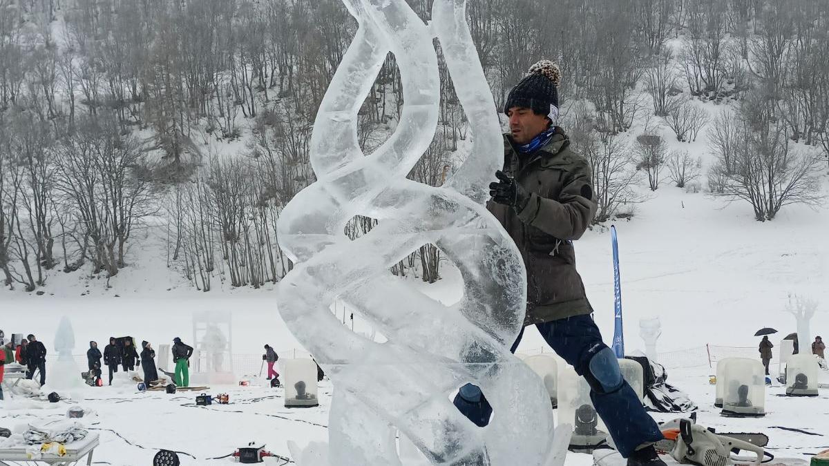 ESCULTURA SOBRE HIELO | El alicantino Enrique Jordá vuelve a esculpir ...