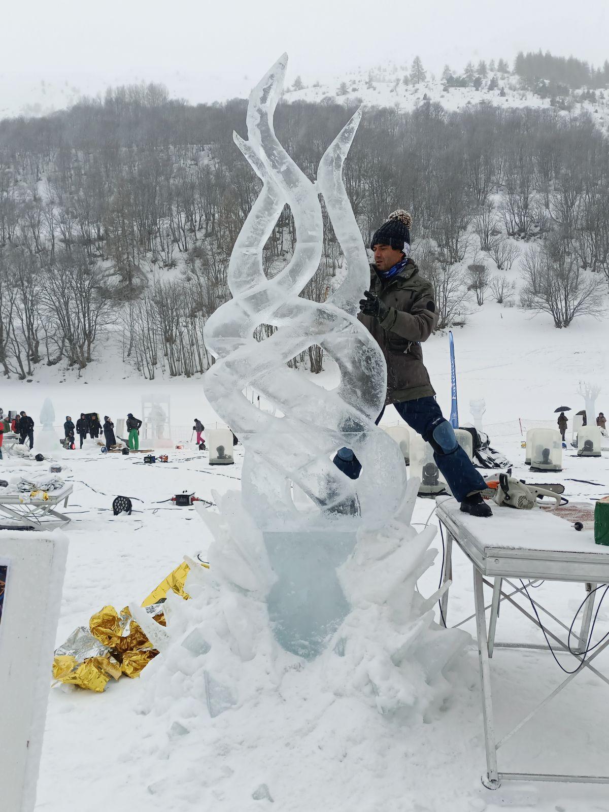 ESCULTURA SOBRE HIELO | El alicantino Enrique Jordá vuelve a esculpir ...