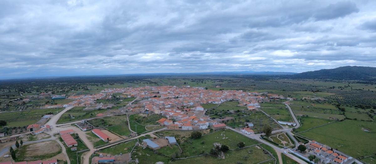 «En Albalá la dehesa no es la típica de encinas extremeñas, es un ...