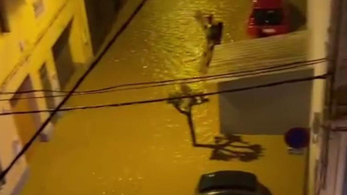 La Torre de Valencia y el distrito de Horno de Alcedo, inundados por el ...