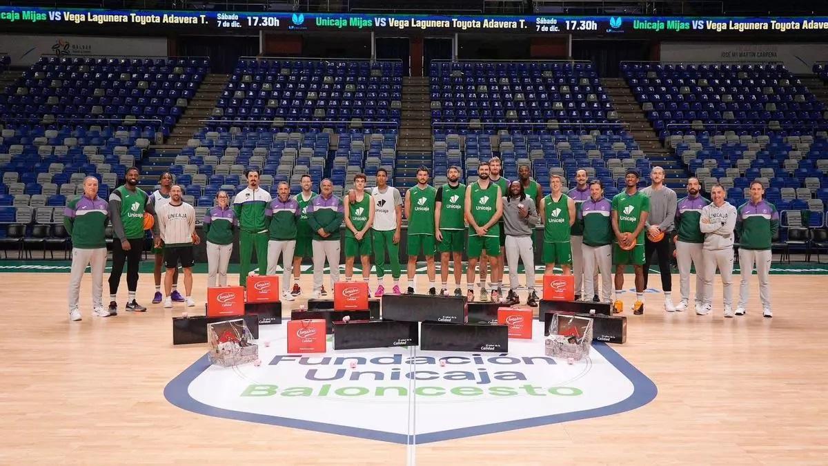 Famadesa entrega al Unicaja un lote de productos por Navidad