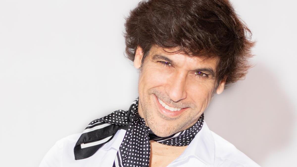 Manuel Lombo canta al piano en el teatro López de Ayala de Badajoz