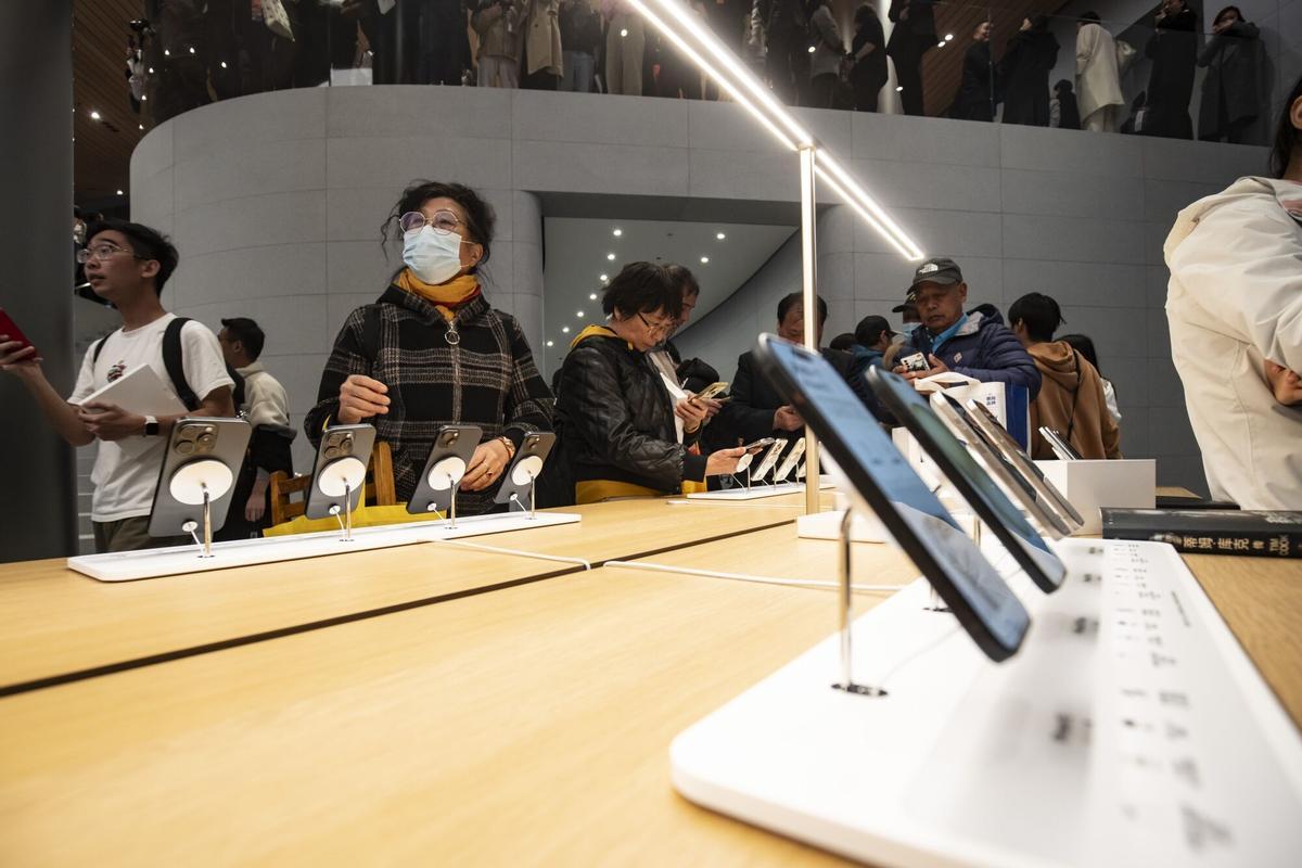 La tienda más grande de Apple en Asia abre sus puertas en Shanghái | FOTOS