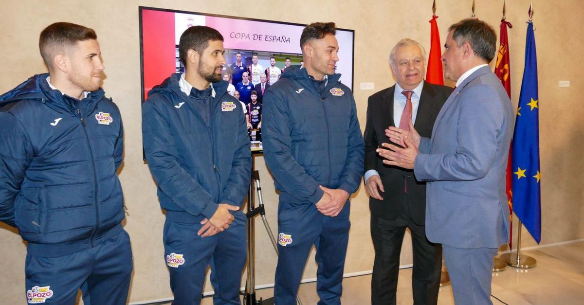 ElPozo visita el Ayuntamiento de Murcia antes de poner rumbo a Granada