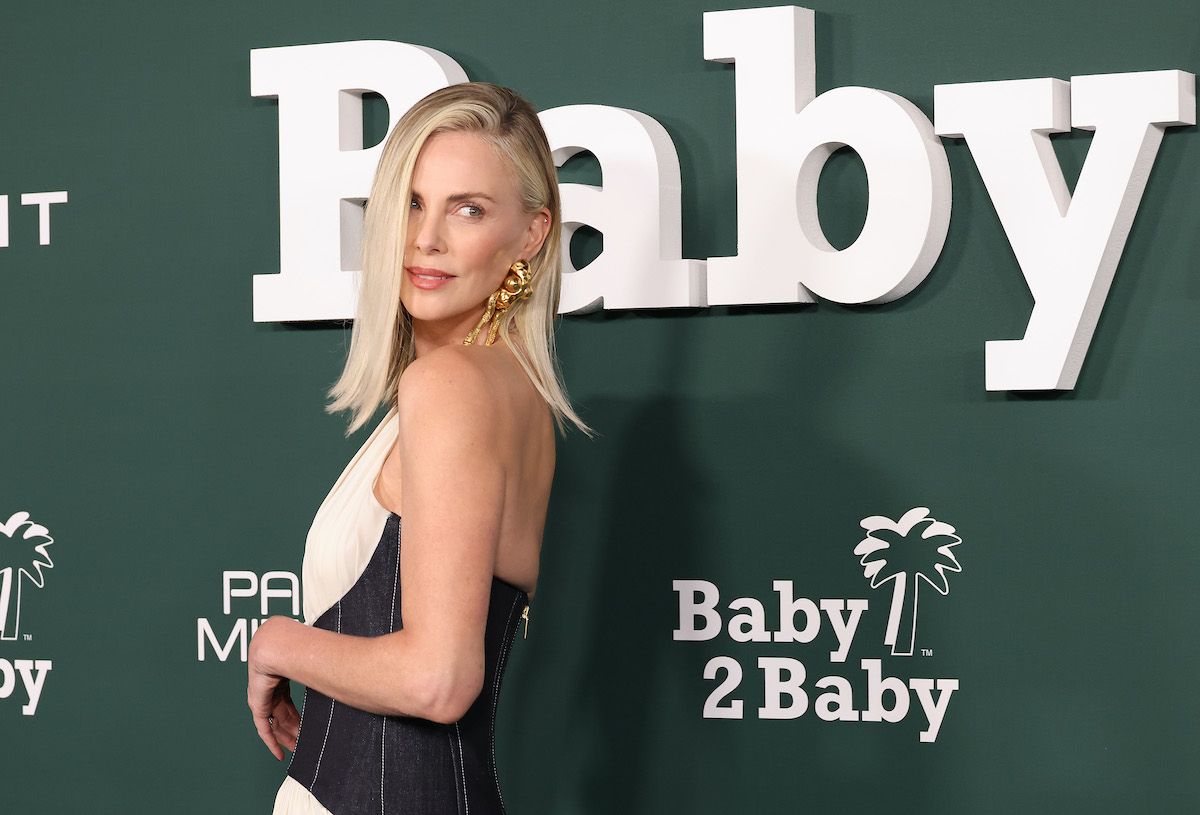 CHARLIZE THERON NUEVO PEINADO Charlize Theron pone de moda la raya al ...