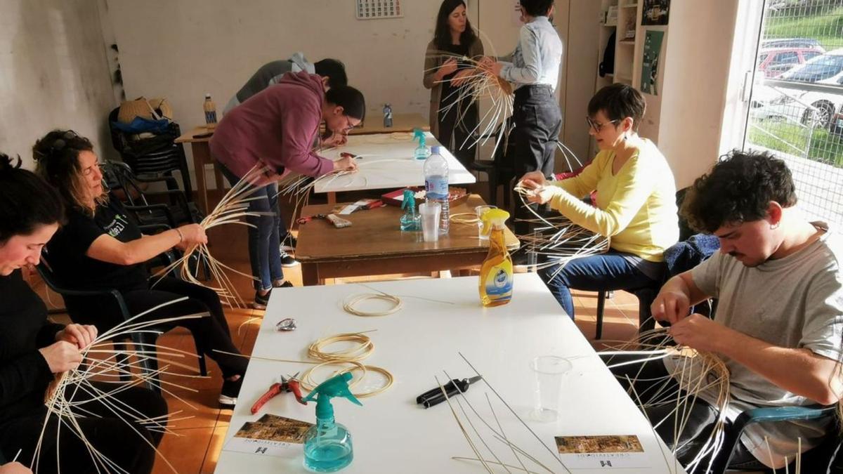 Capixuta imparte un taller de cestería en Ouzande - Faro de Vigo