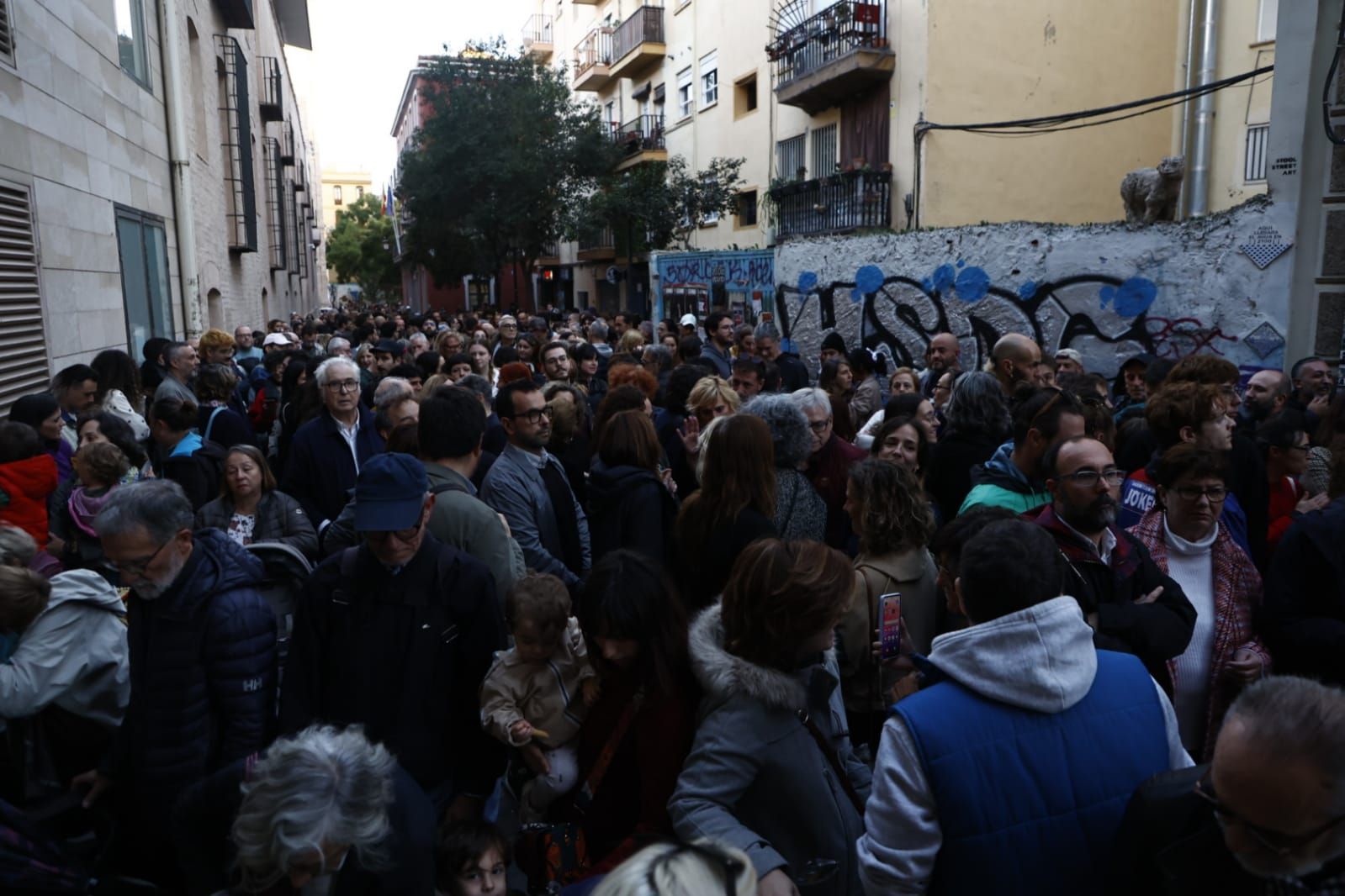Más de 300 personas protestan por el cese de Pérez Pont en el Centre ...