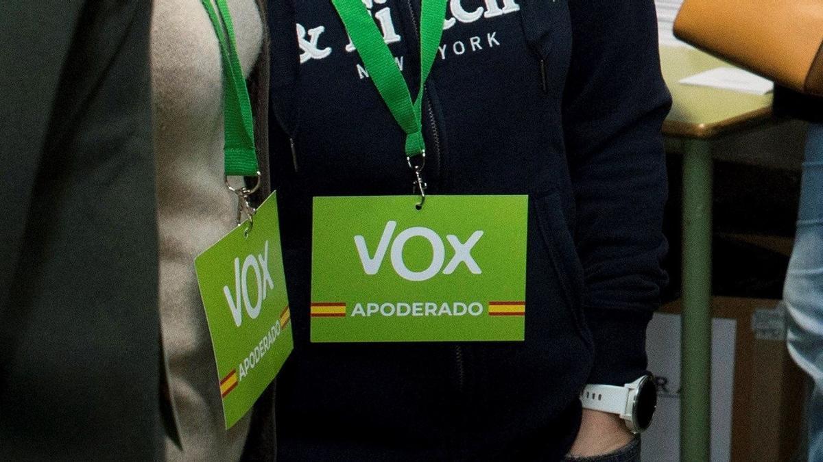 Ordenan sustituir las acreditaciones de Vox por usar la bandera de España