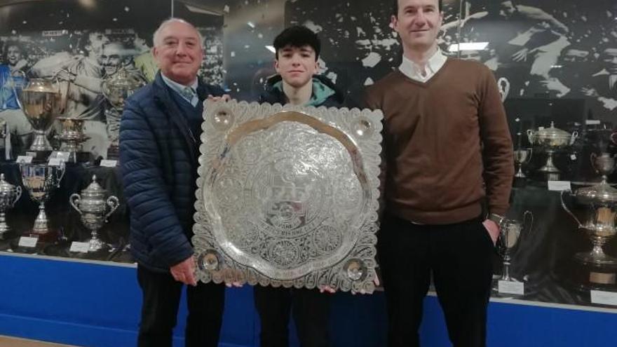 Los Larráinzar donan una bandeja al Oviedo