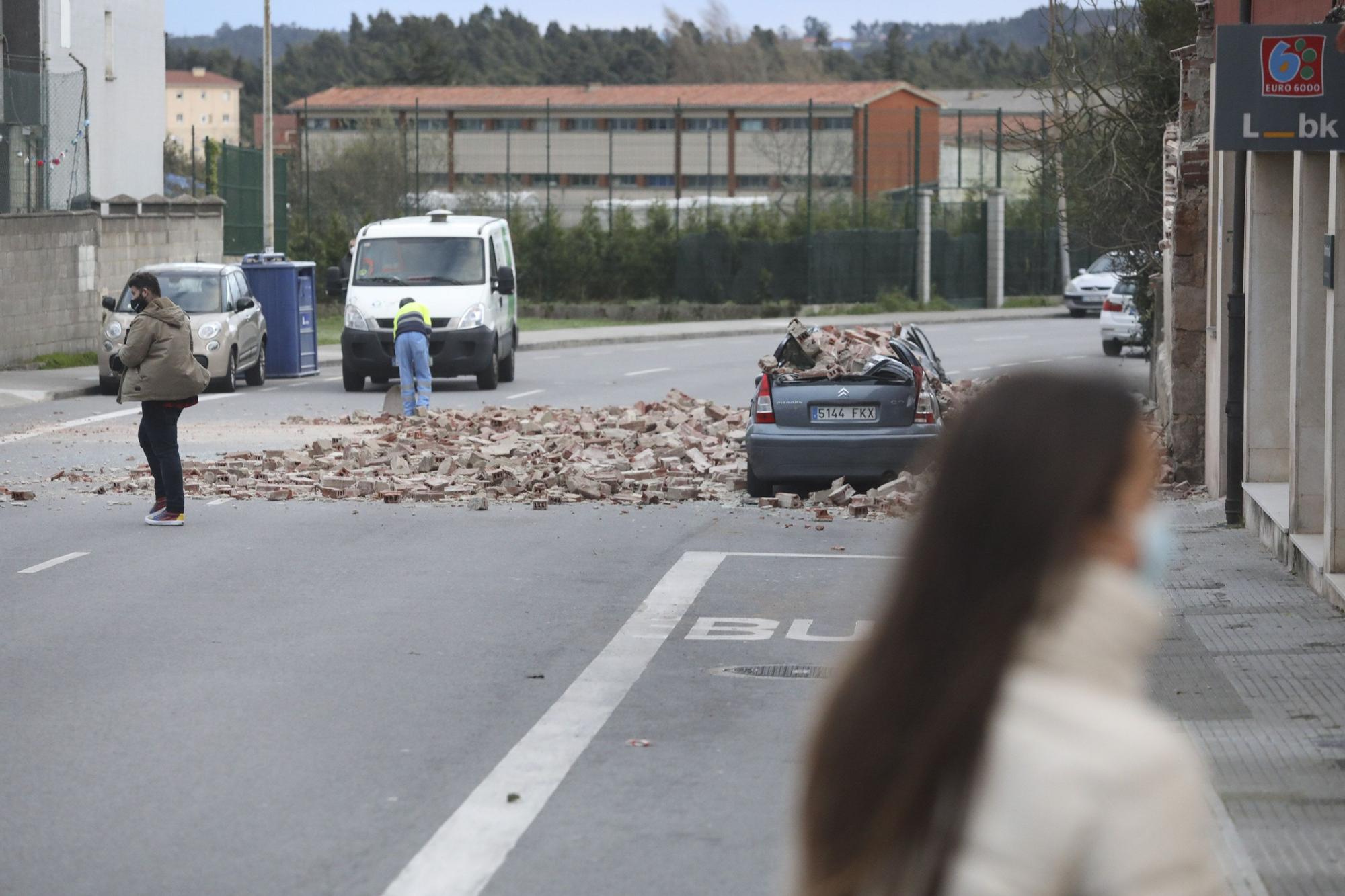 Las imágenes del derrumbe del cine Miranda en Avilés